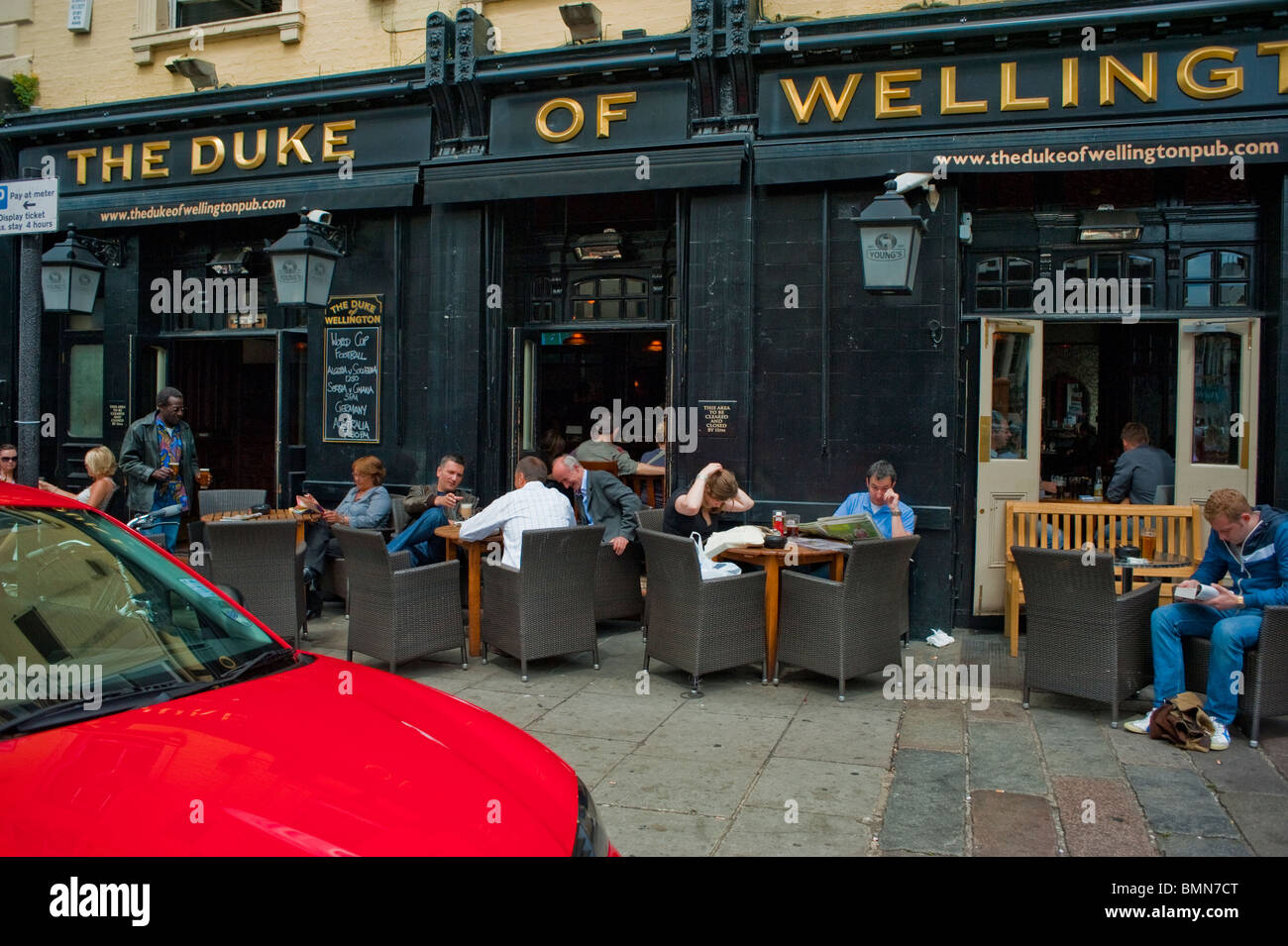 Wellington pub london hi-res stock photography and images - Alamy