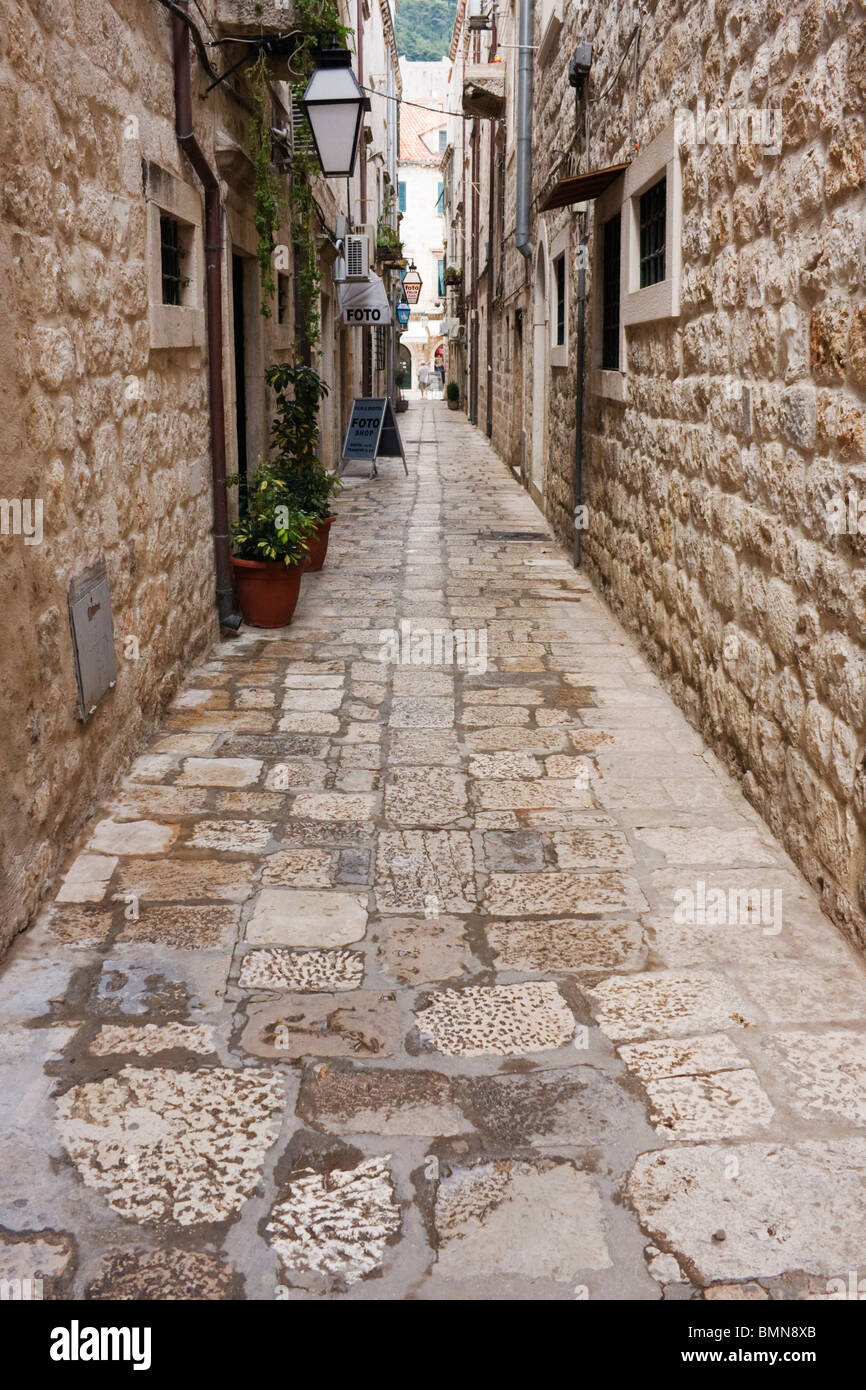 Old alleyway hi-res stock photography and images - Alamy