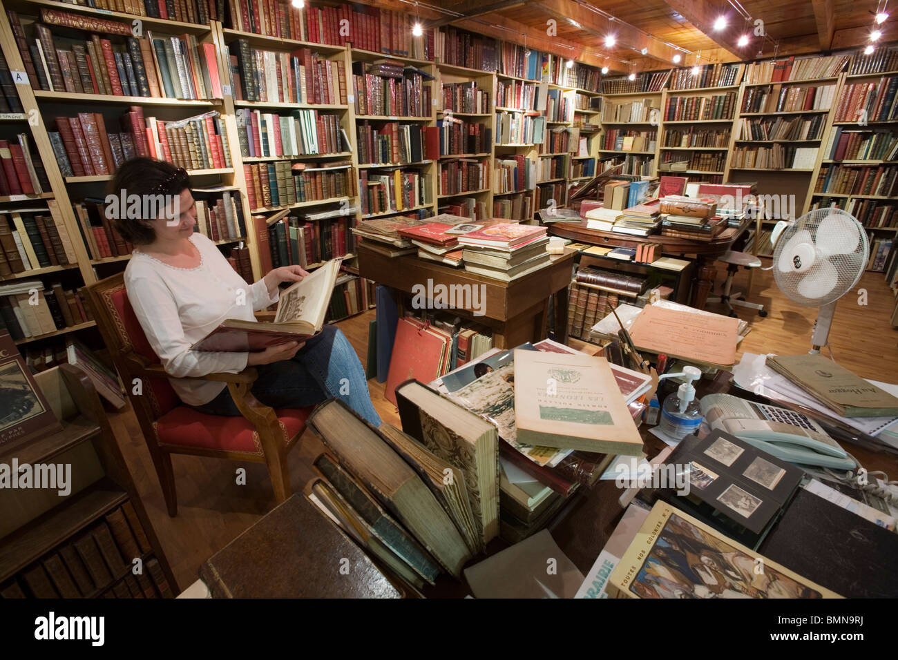 Bookshop books hi-res stock photography and images - Alamy