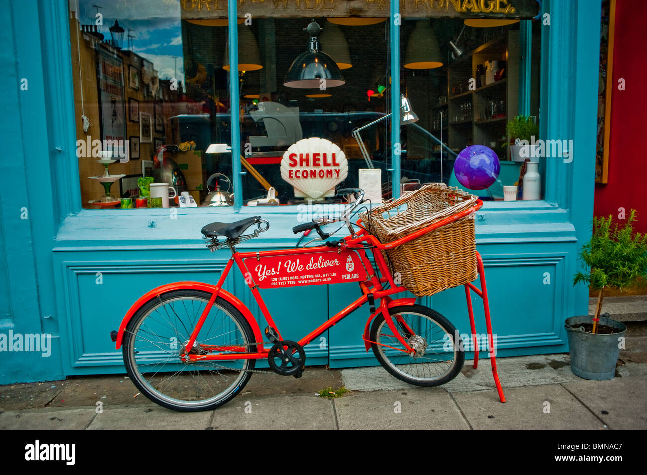 Vintage bicycle outside shop hi-res stock photography and images - Alamy
