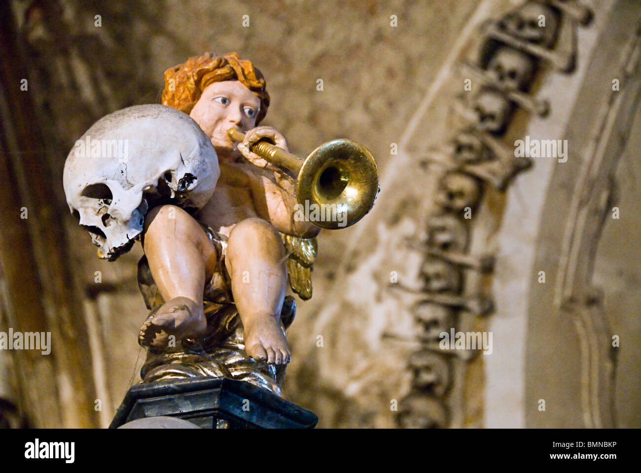 Sculpture angel playing trumpet hi-res stock photography and images - Alamy
