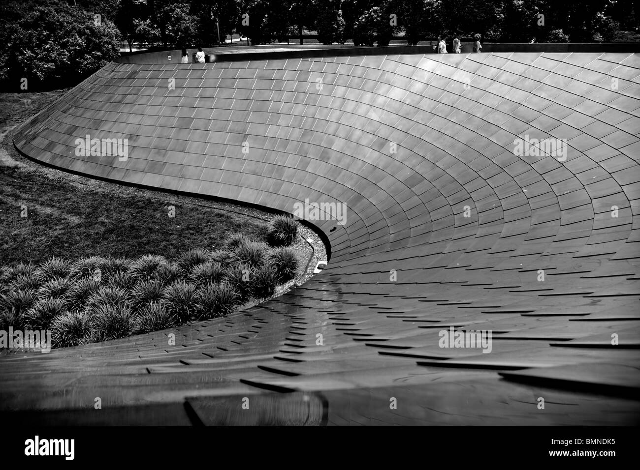 Downtown Chicago Millenium BP bridge Stock Photo - Alamy