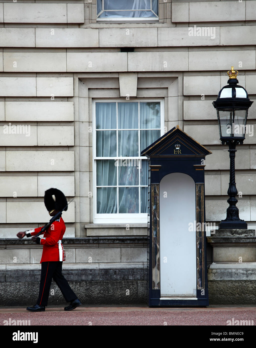 Buckingham palace royal guard hi-res stock photography and images - Alamy