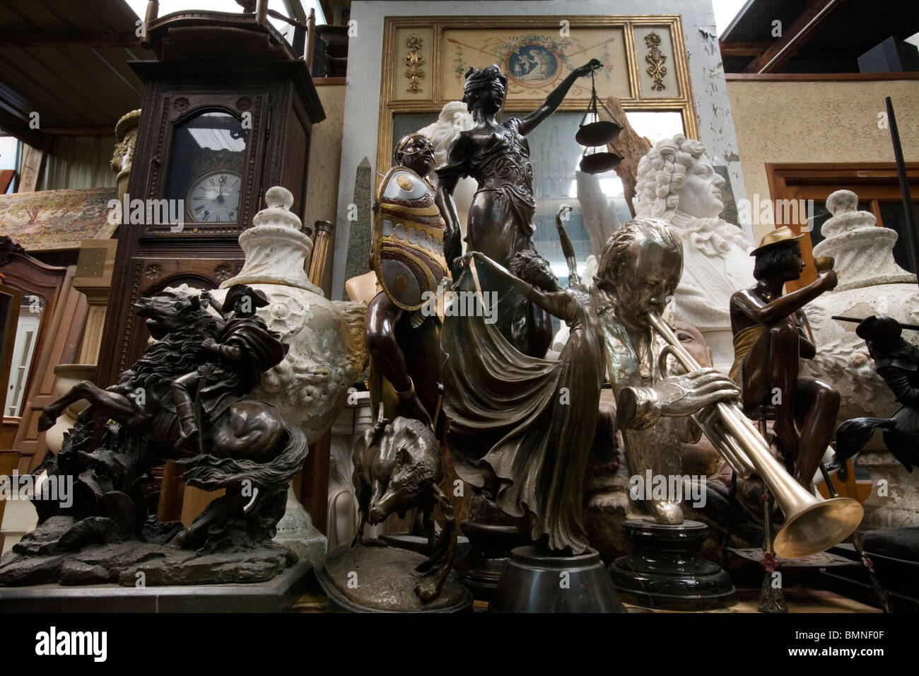 Paris antiques display hi-res stock photography and images - Alamy