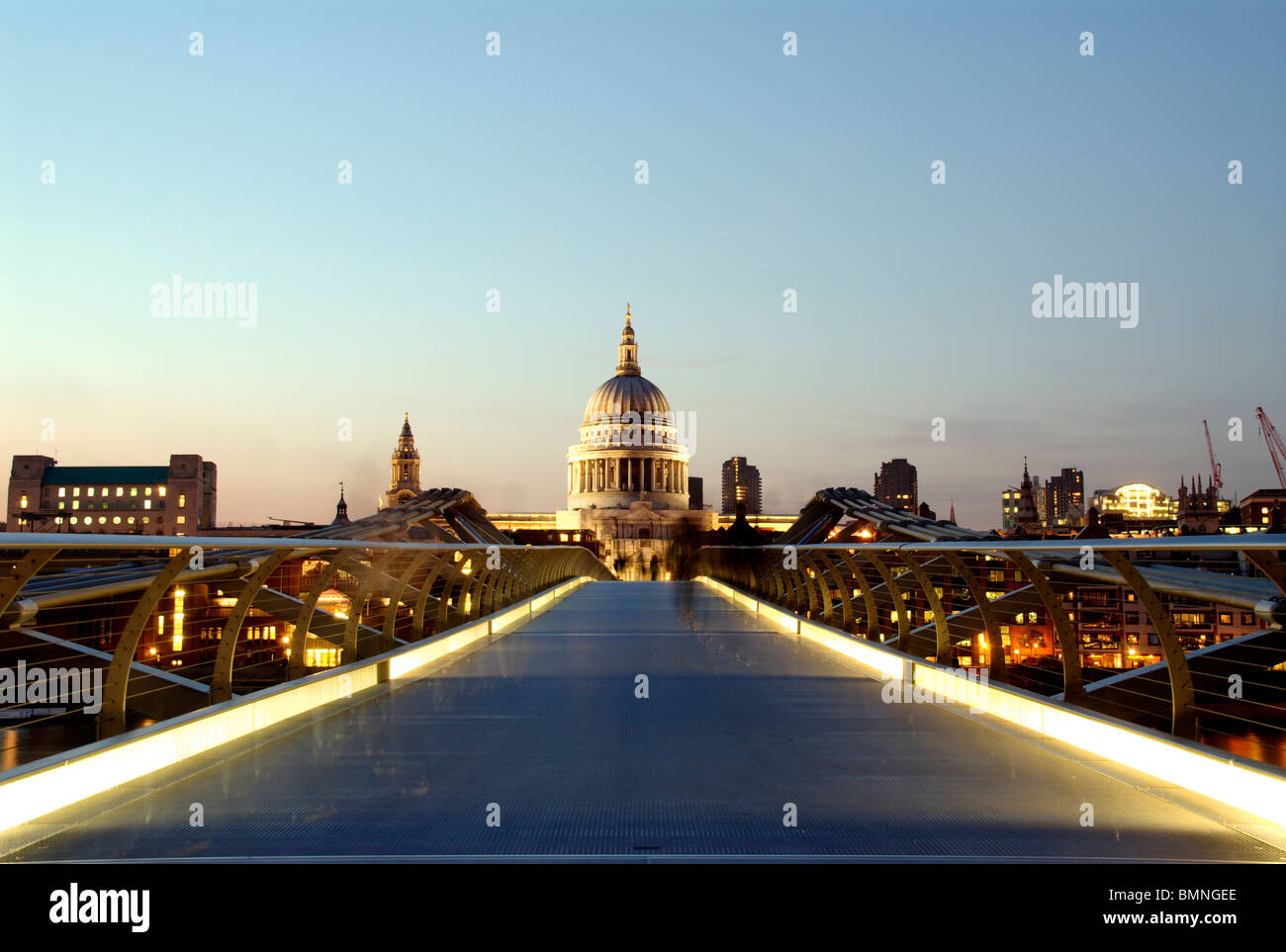 London, Millennium Bridge & St Pauls Cathedral Stock Photo - Alamy