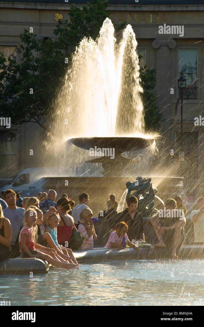 London, Trafalgar Square Fountains Stock Photo - Alamy