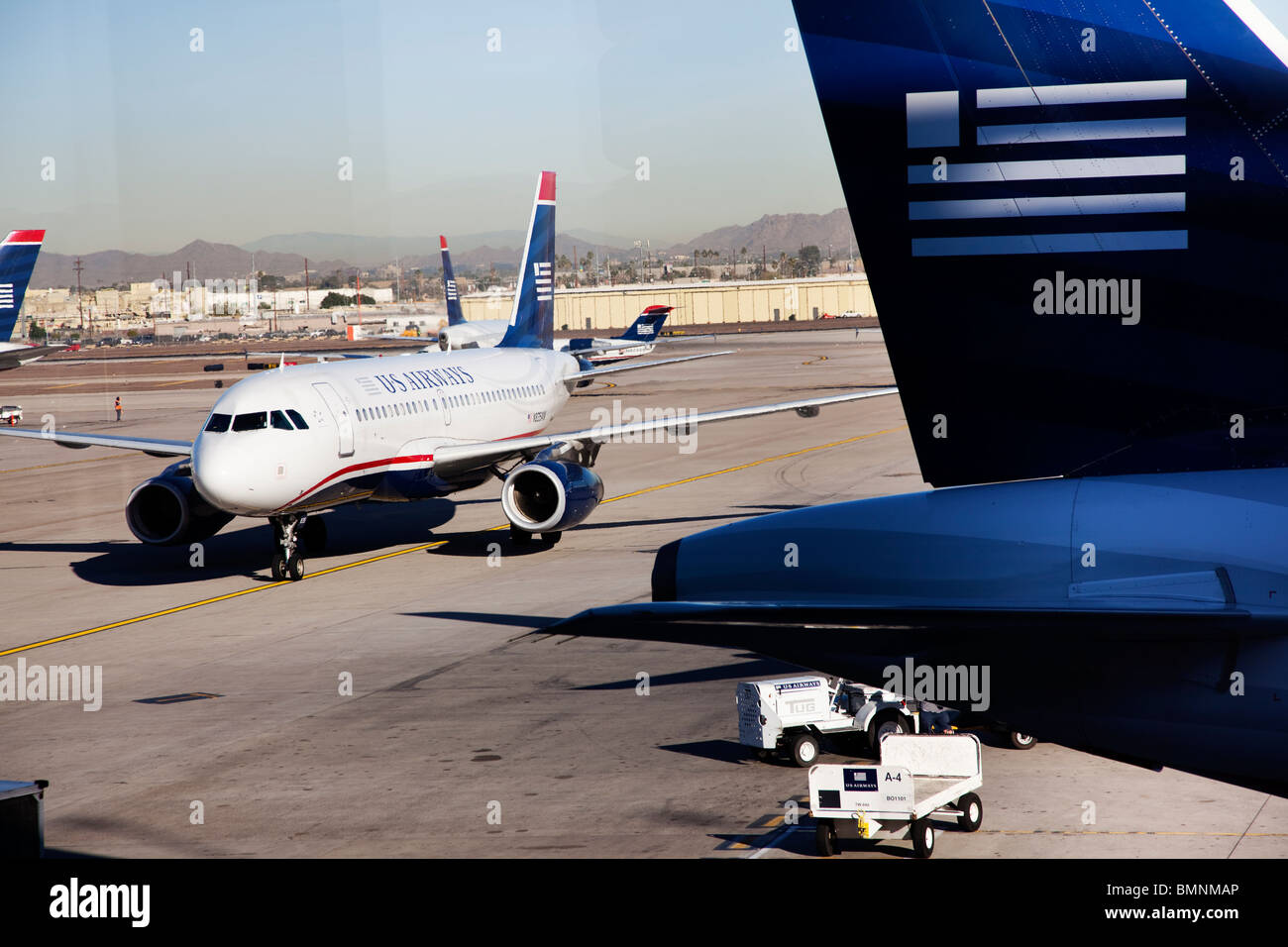 Passenger jet side view hi-res stock photography and images - Alamy