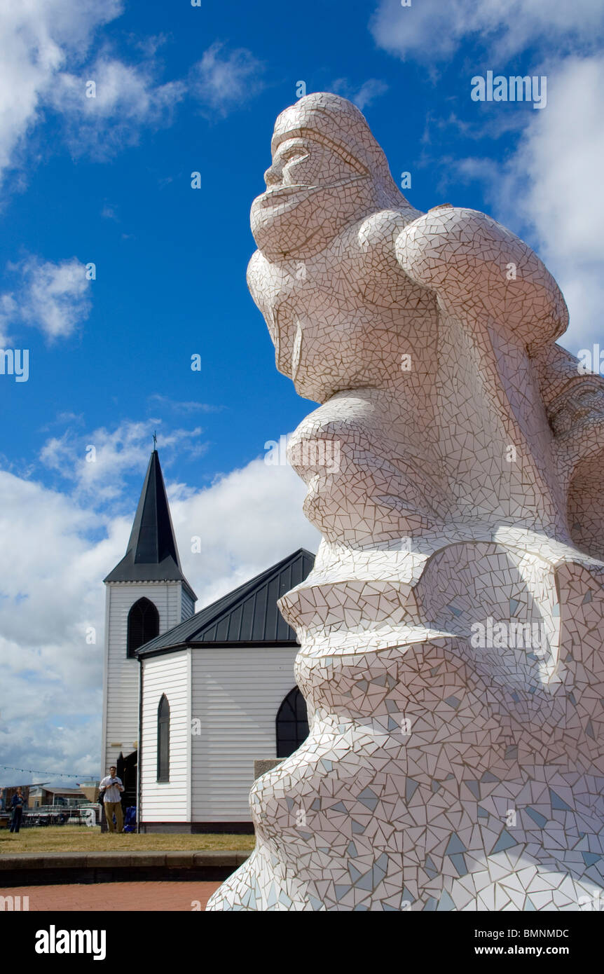 Cardiff Bay, Captain Scott Memorial Statue Stock Photo - Alamy