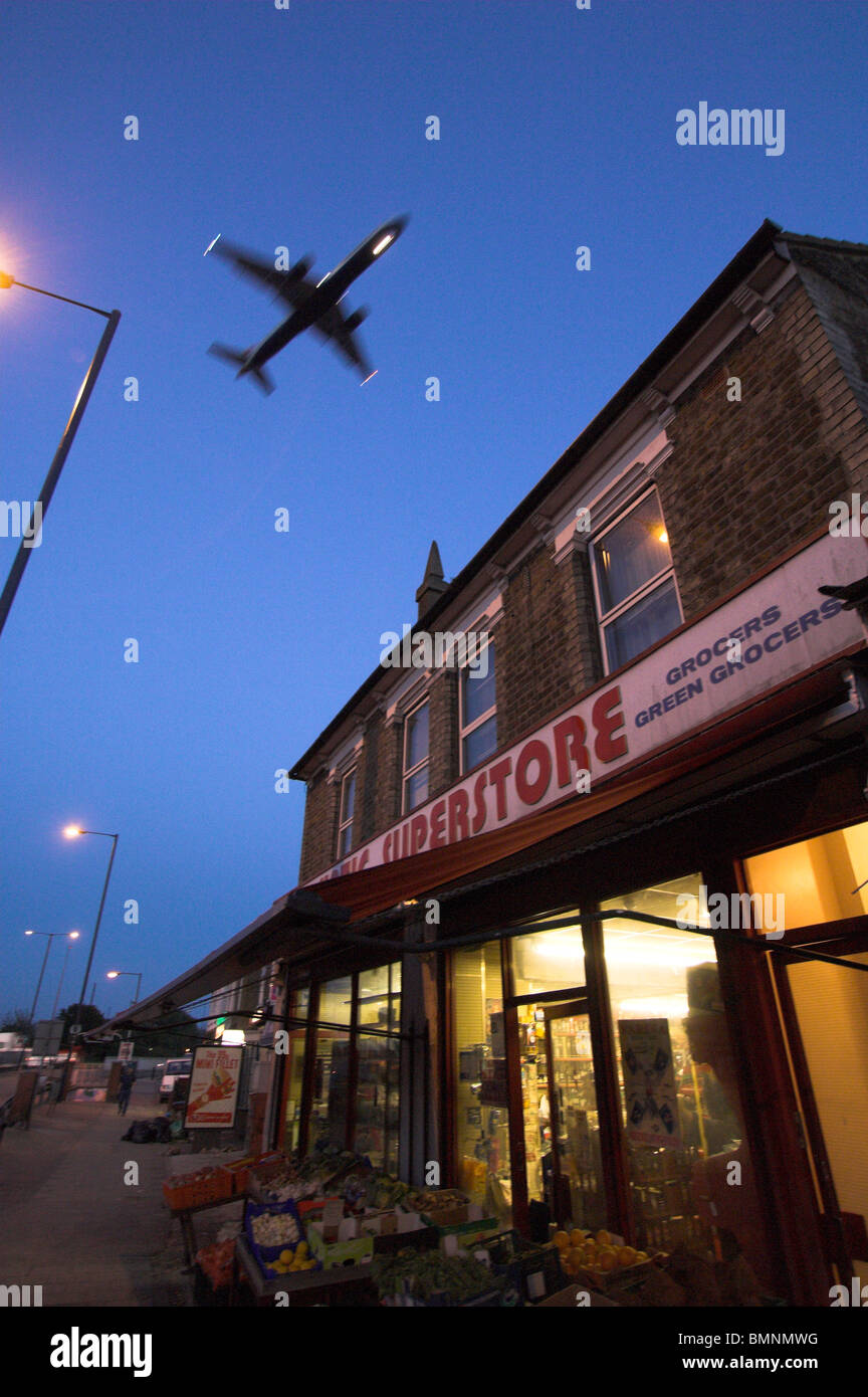 Heathrow flight paths hi-res stock photography and images - Alamy
