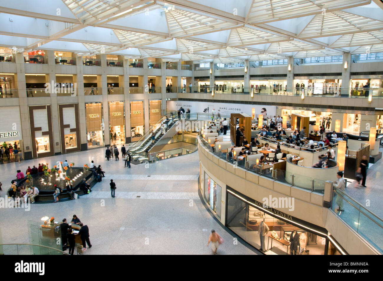 Shoppers atrium cafe shops hi-res stock photography and images - Alamy