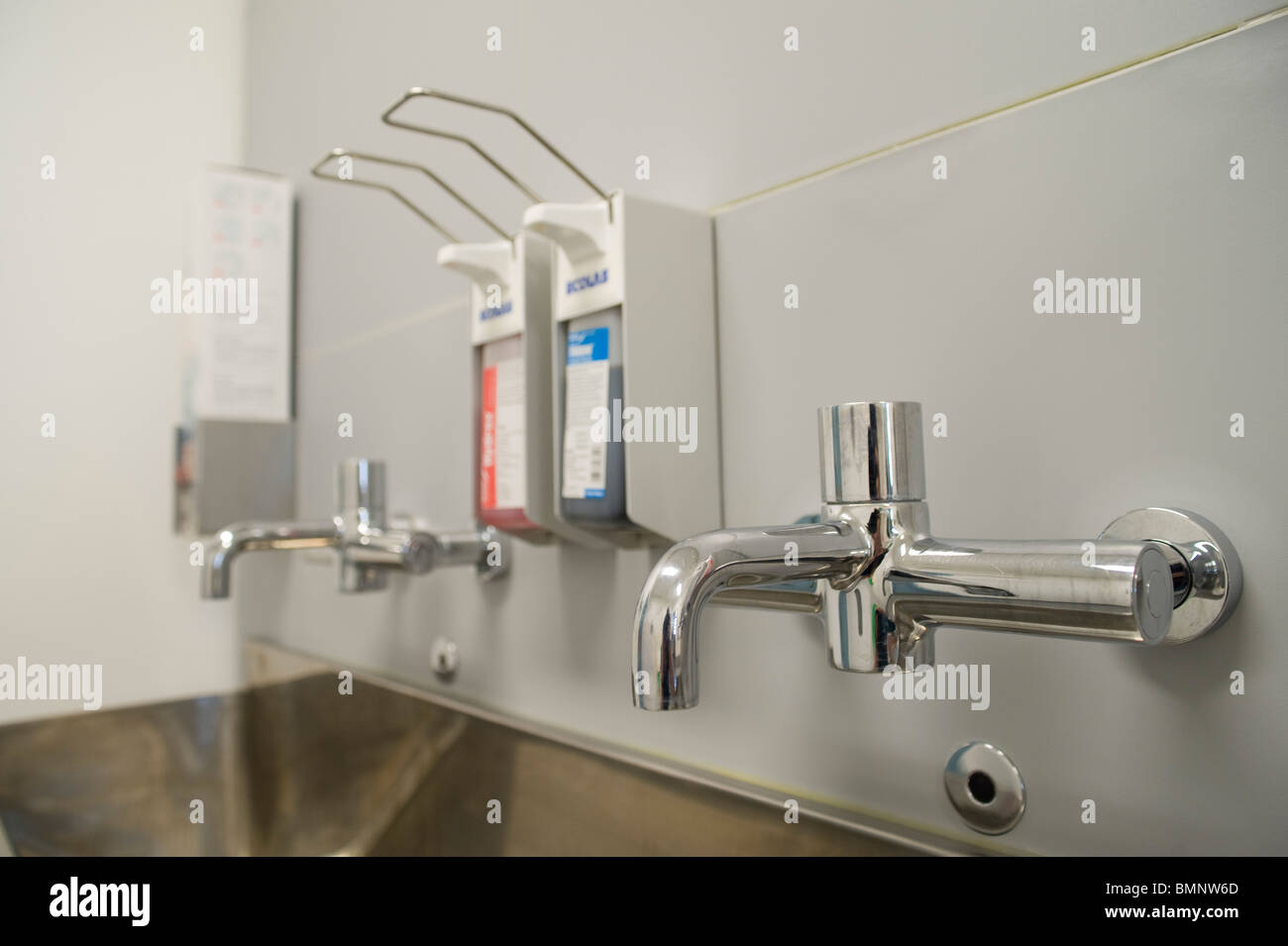 Washing hands hospital ward hi-res stock photography and images - Alamy