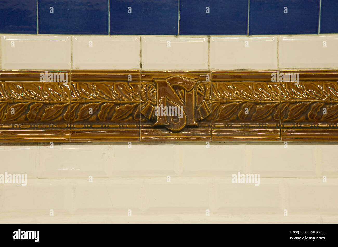 Art deco tiles hi-res stock photography and images - Alamy