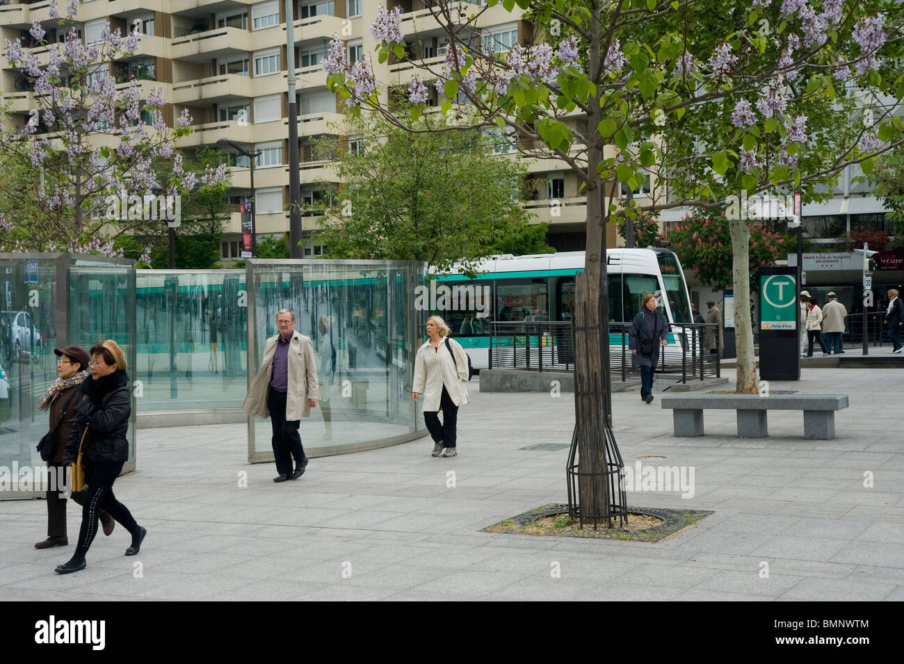 Paris, moderne Tramway T3 - Paris, Modern Tramway T3 Stock Photo - Alamy