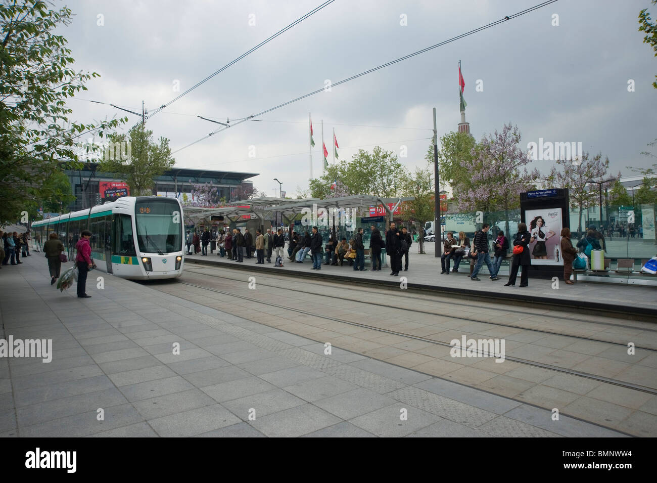 Paris, moderne Tramway T3 - Paris, Modern Tramway T3 Stock Photo - Alamy