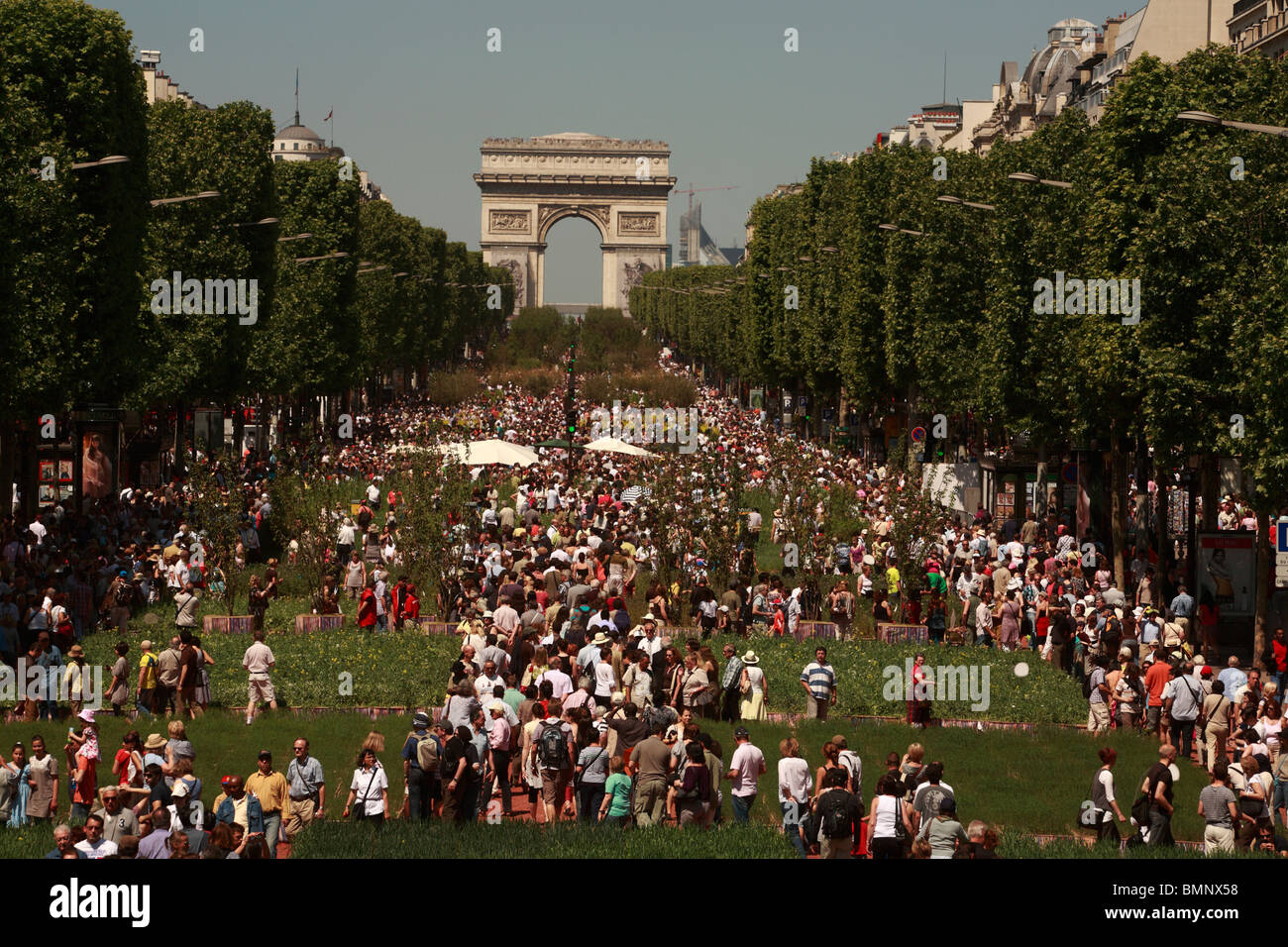 Green champs elysees hi-res stock photography and images - Alamy