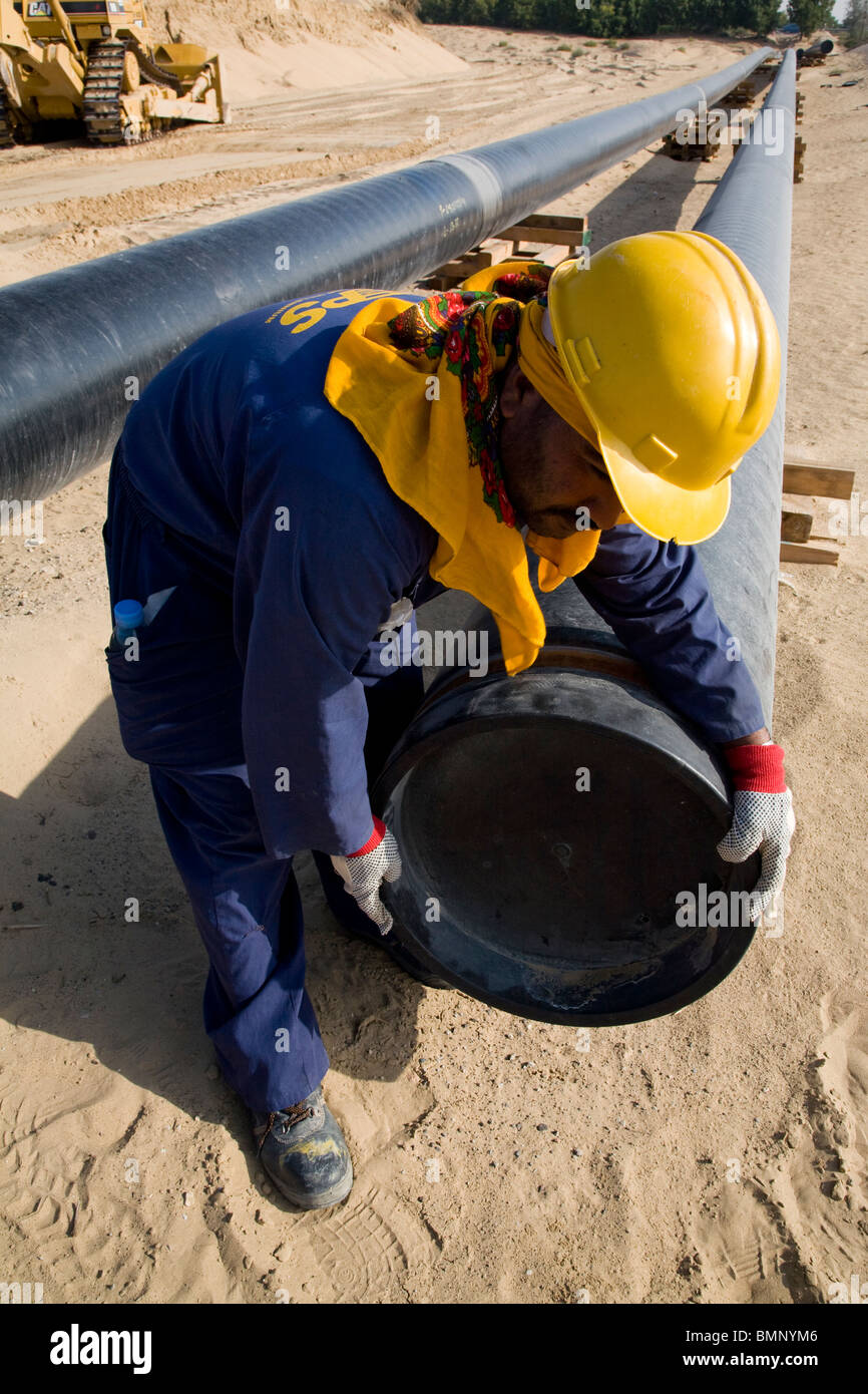 Pipeline worker arab hi-res stock photography and images - Alamy