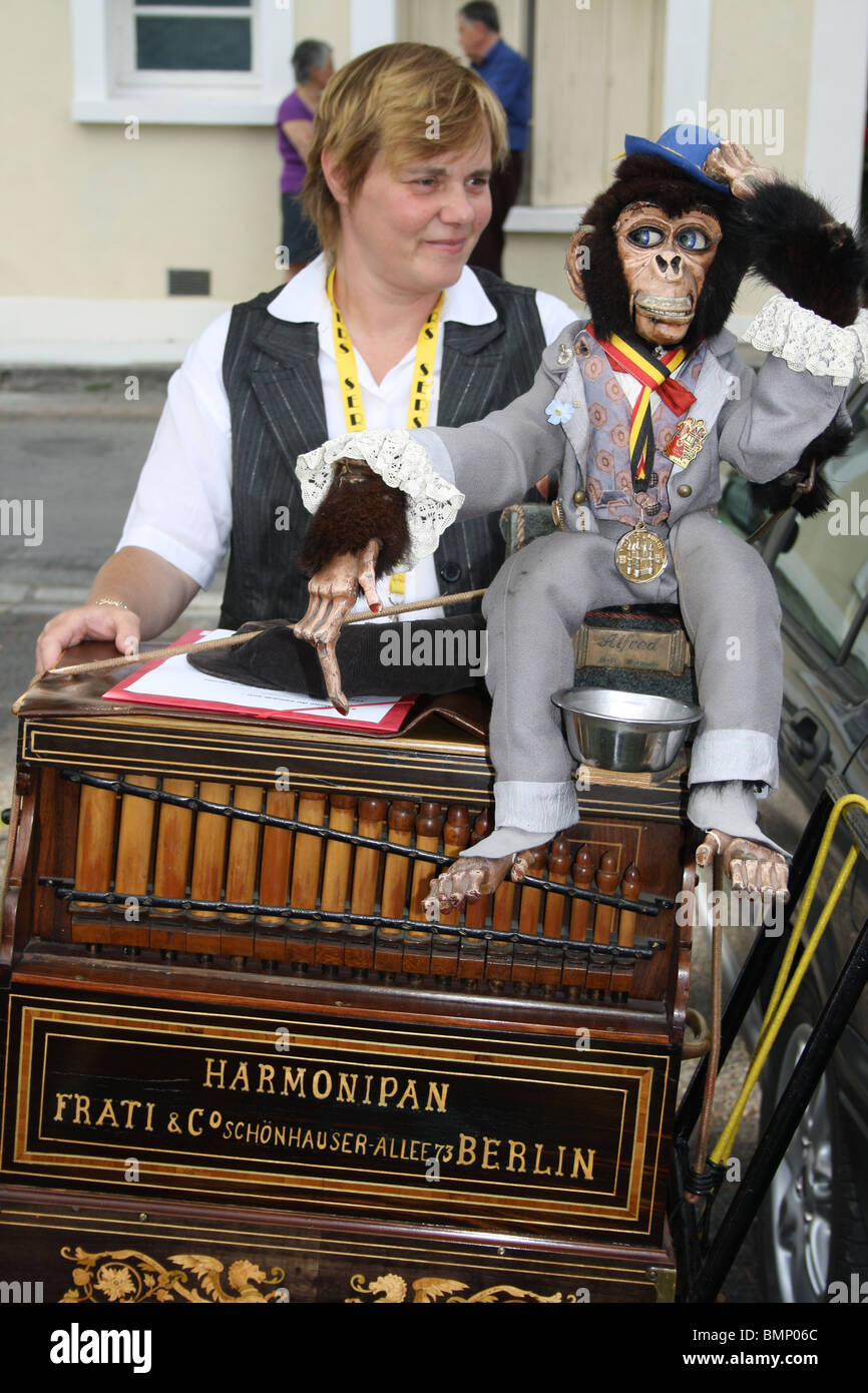 Organ grinder monkey hi-res stock photography and images - Alamy