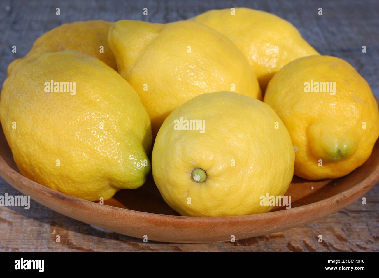 lemons in a wooden bowl Stock Photo - Alamy