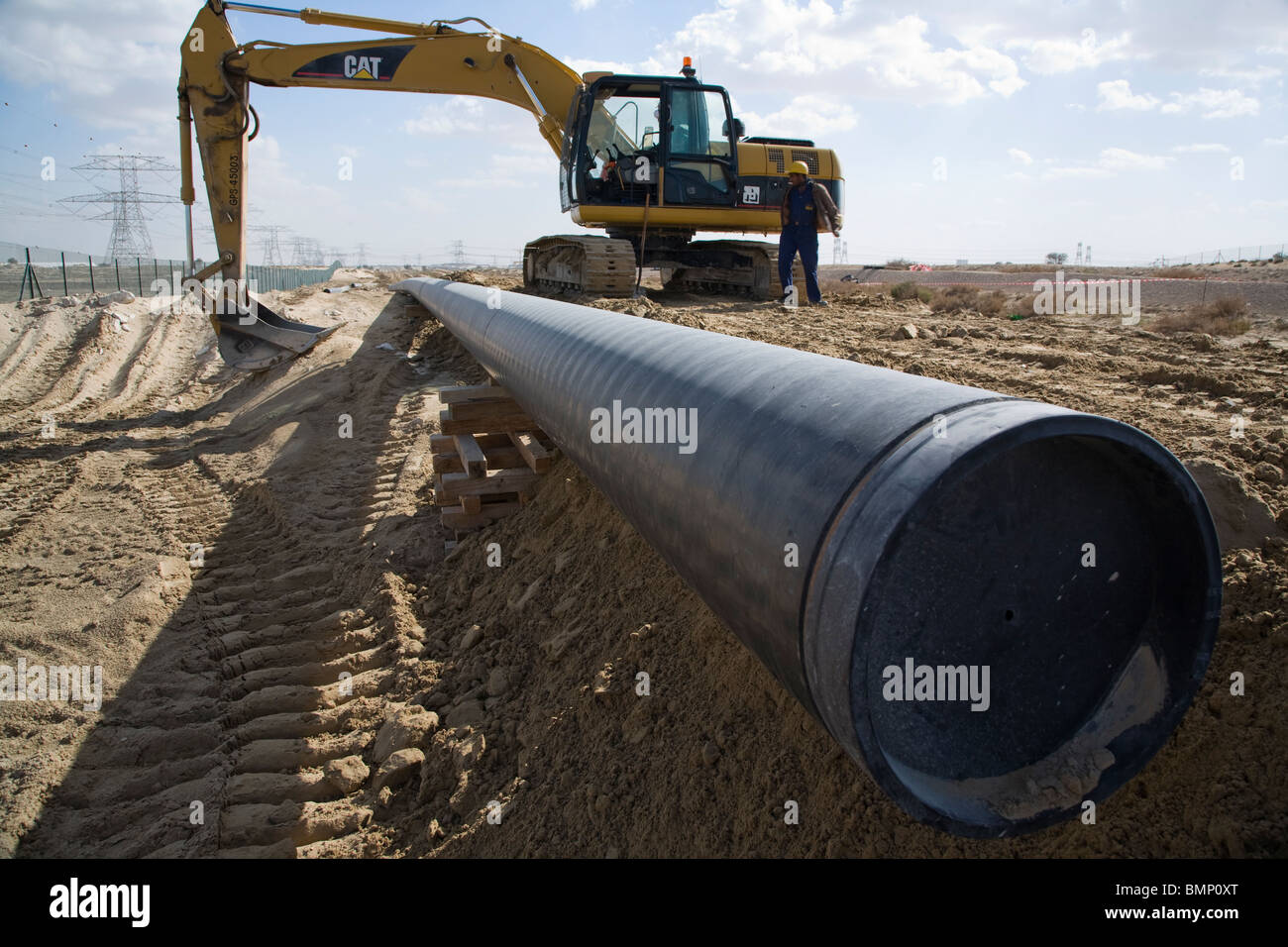Laying underground oil pipeline dubai jebel ali Stock Photo - Alamy