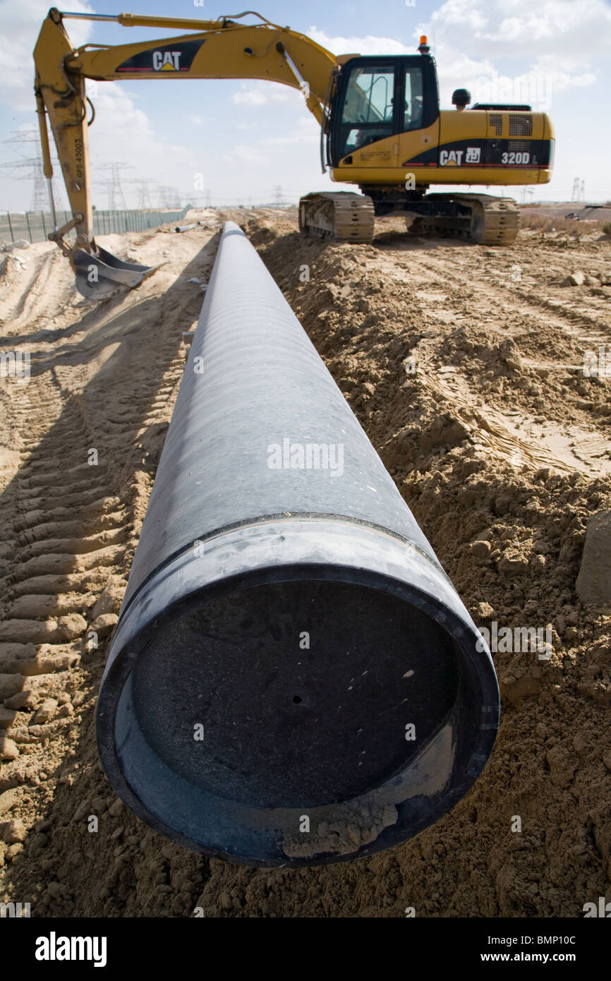 Laying underground oil pipeline dubai jebel ali Stock Photo - Alamy
