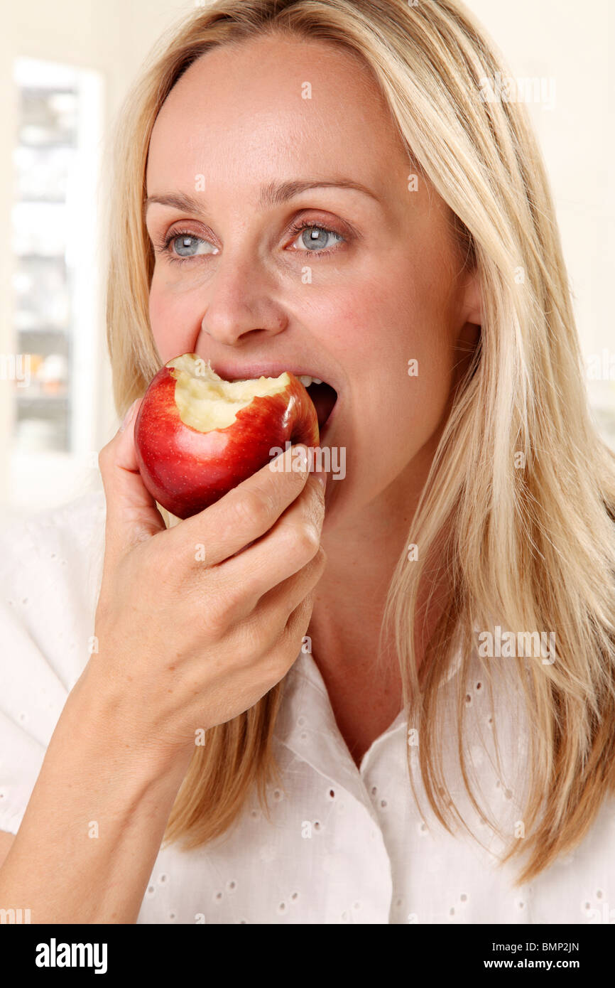 WOMAN EATING A RED APPLE Stock Photo - Alamy