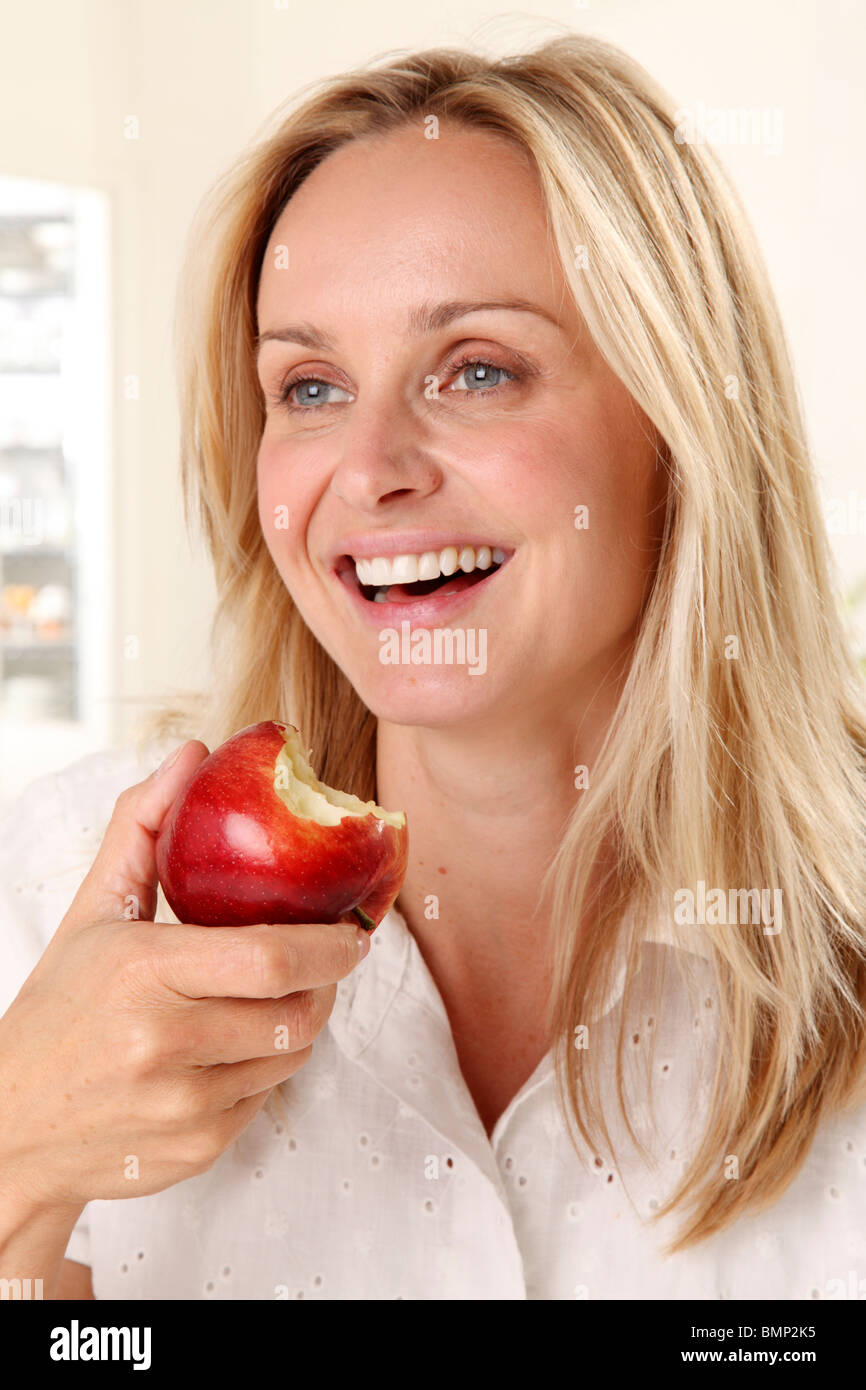 WOMAN EATING A RED APPLE Stock Photo - Alamy
