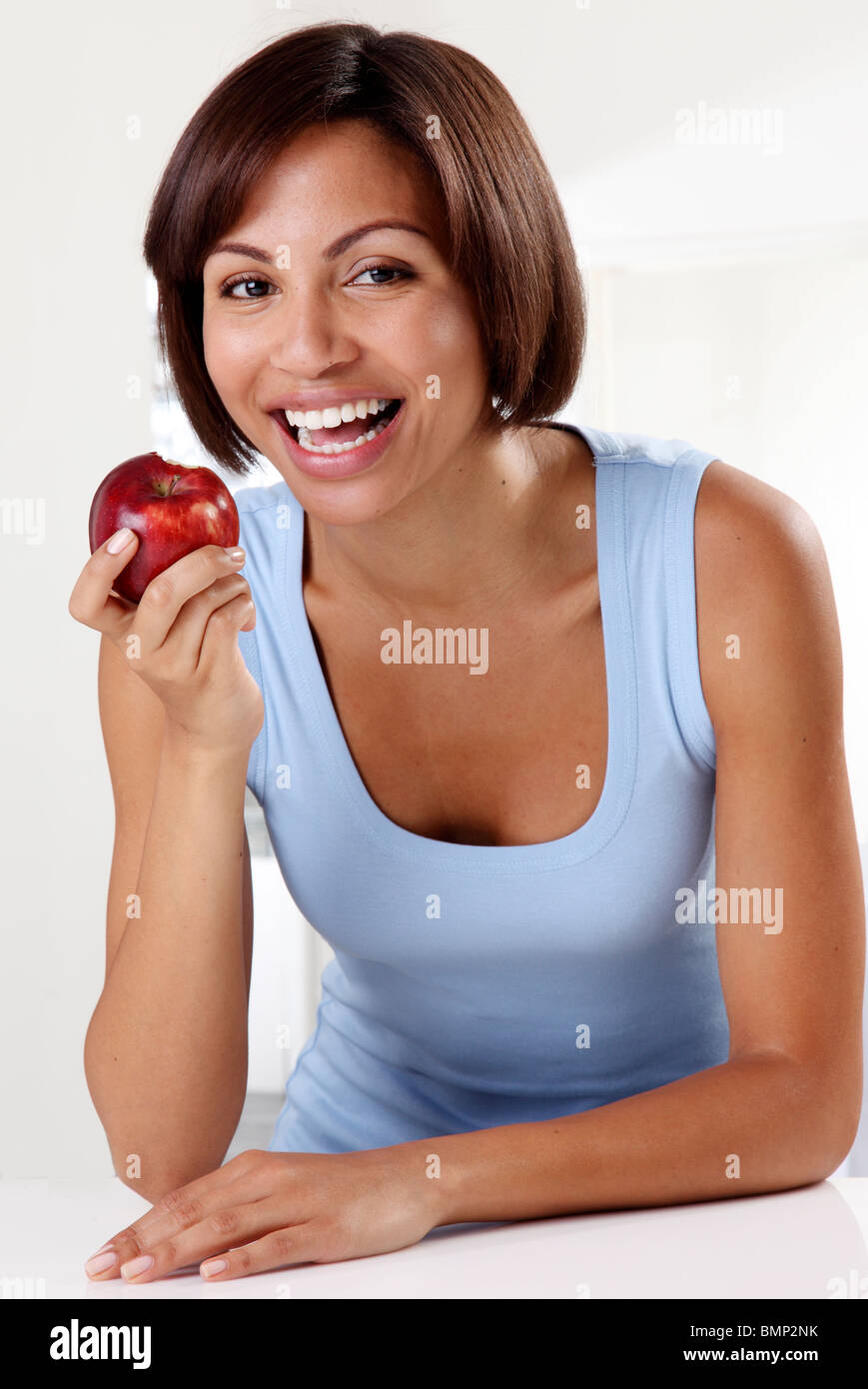 WOMAN EATING A RED APPLE Stock Photo - Alamy