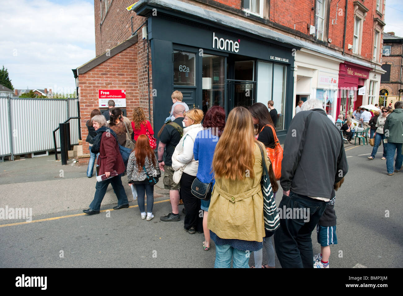 Queue of people hi-res stock photography and images - Alamy