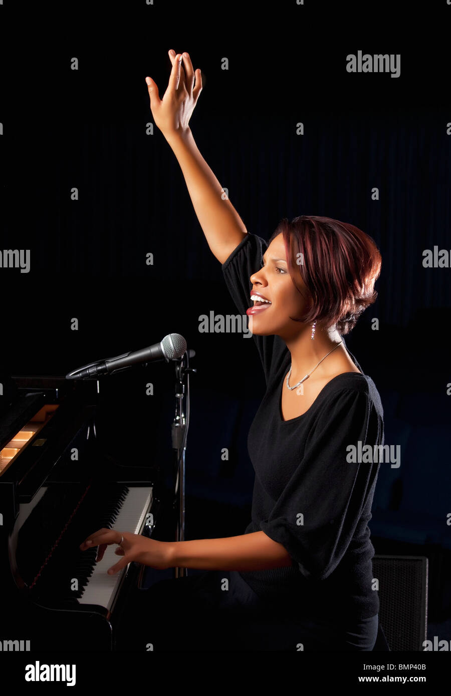 Man playing piano woman singing hi-res stock photography and images - Alamy