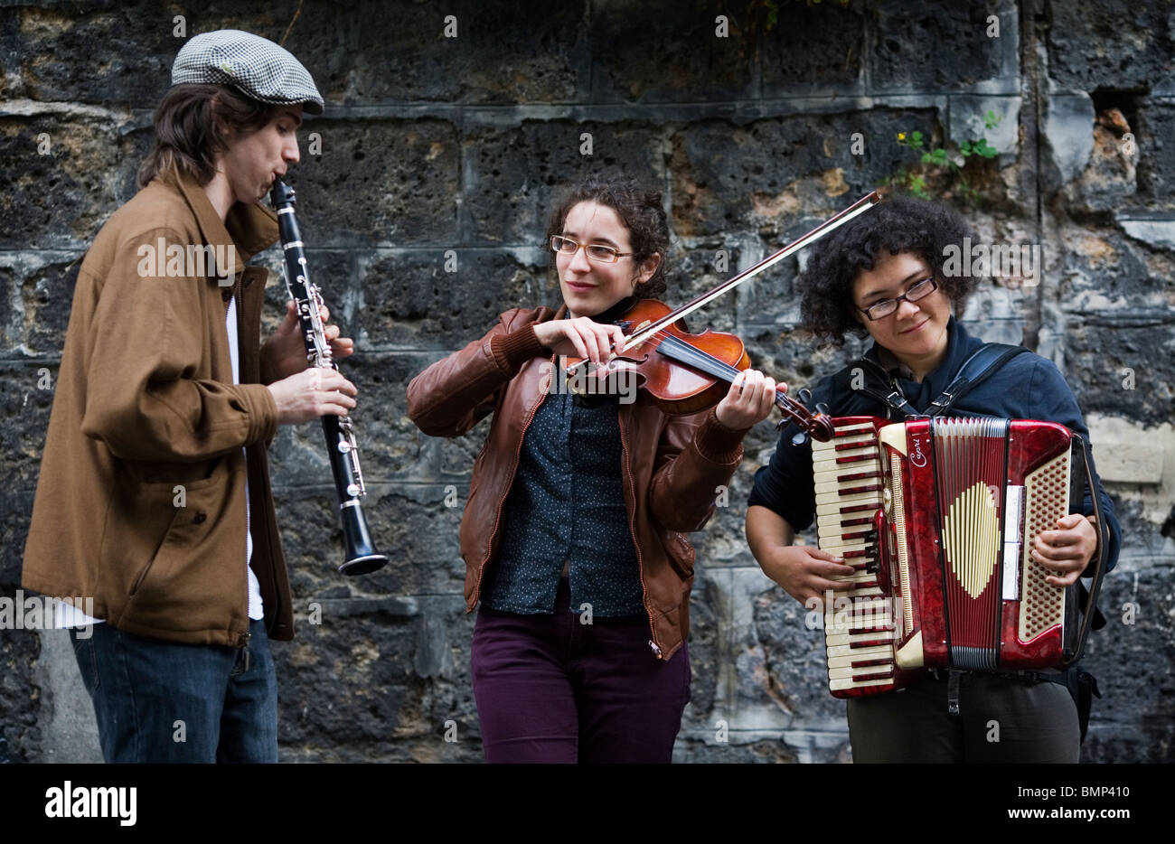 Street musicians in Montmartre, Paris Stock Photo - Alamy