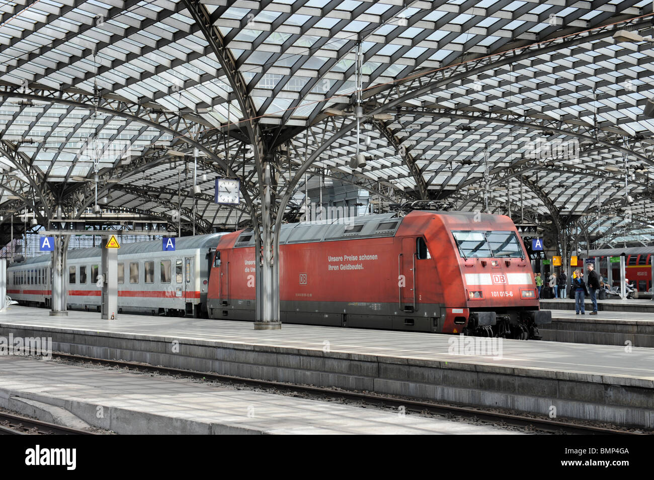 Cologne hauptbahnhof railway station germany hi-res stock photography ...