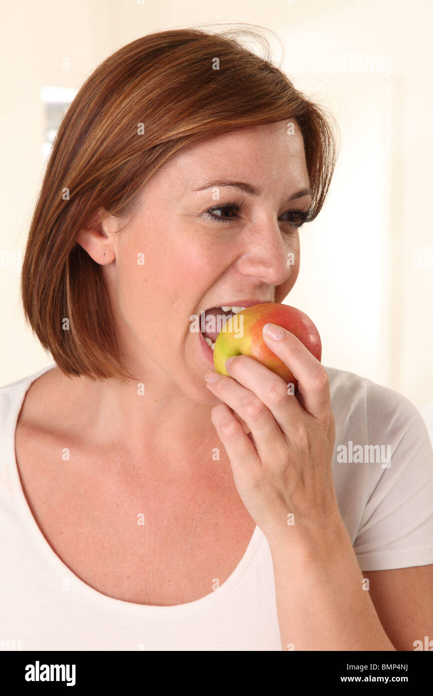 WOMAN EATING A RED APPLE Stock Photo - Alamy