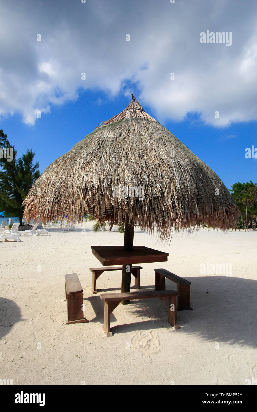 Beach ; Roatan island ; country Honduras Stock Photo - Alamy