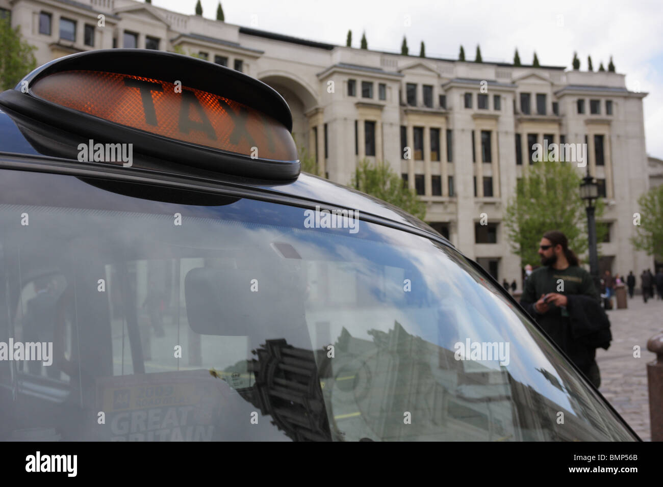 London taxi awaiting fare in hi-res stock photography and images - Alamy