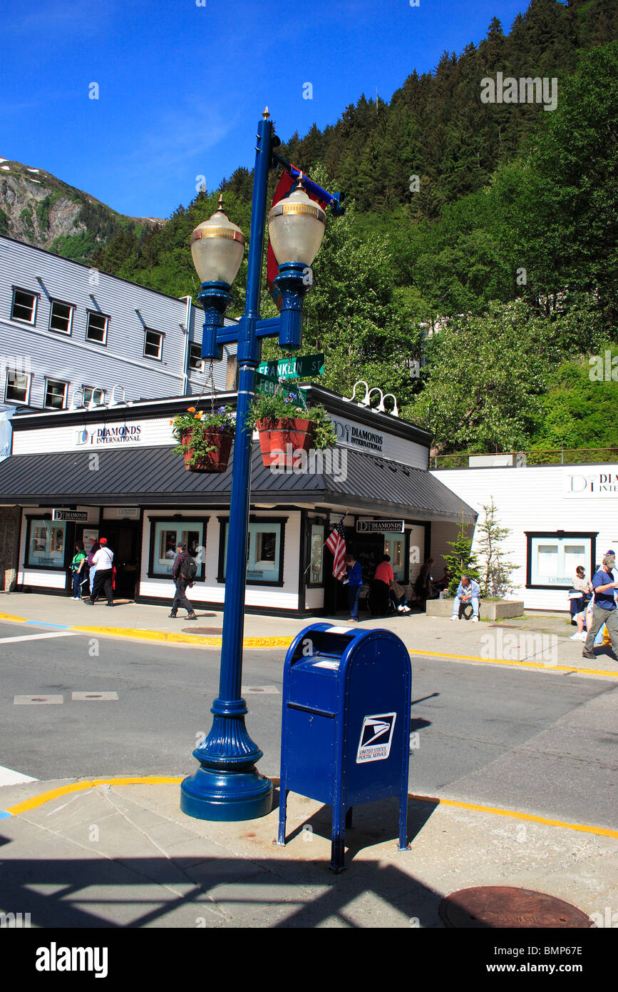 Fixed to posts hi-res stock photography and images - Alamy