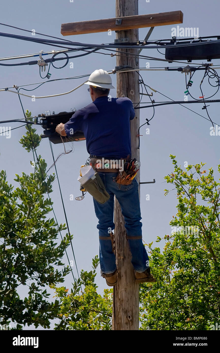 Man working on power pole hi-res stock photography and images - Alamy