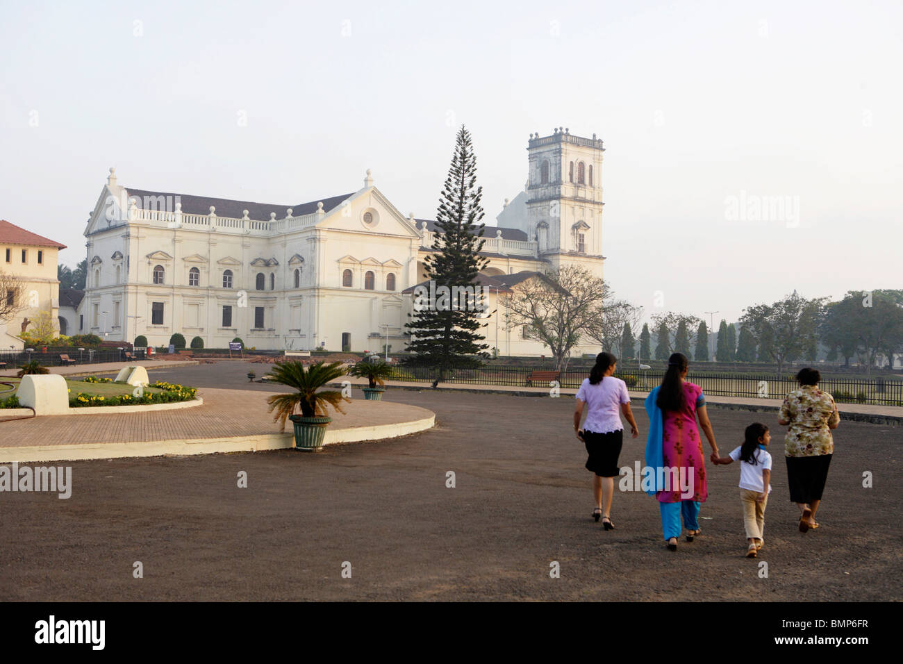 Leaving a shrine hi-res stock photography and images - Alamy