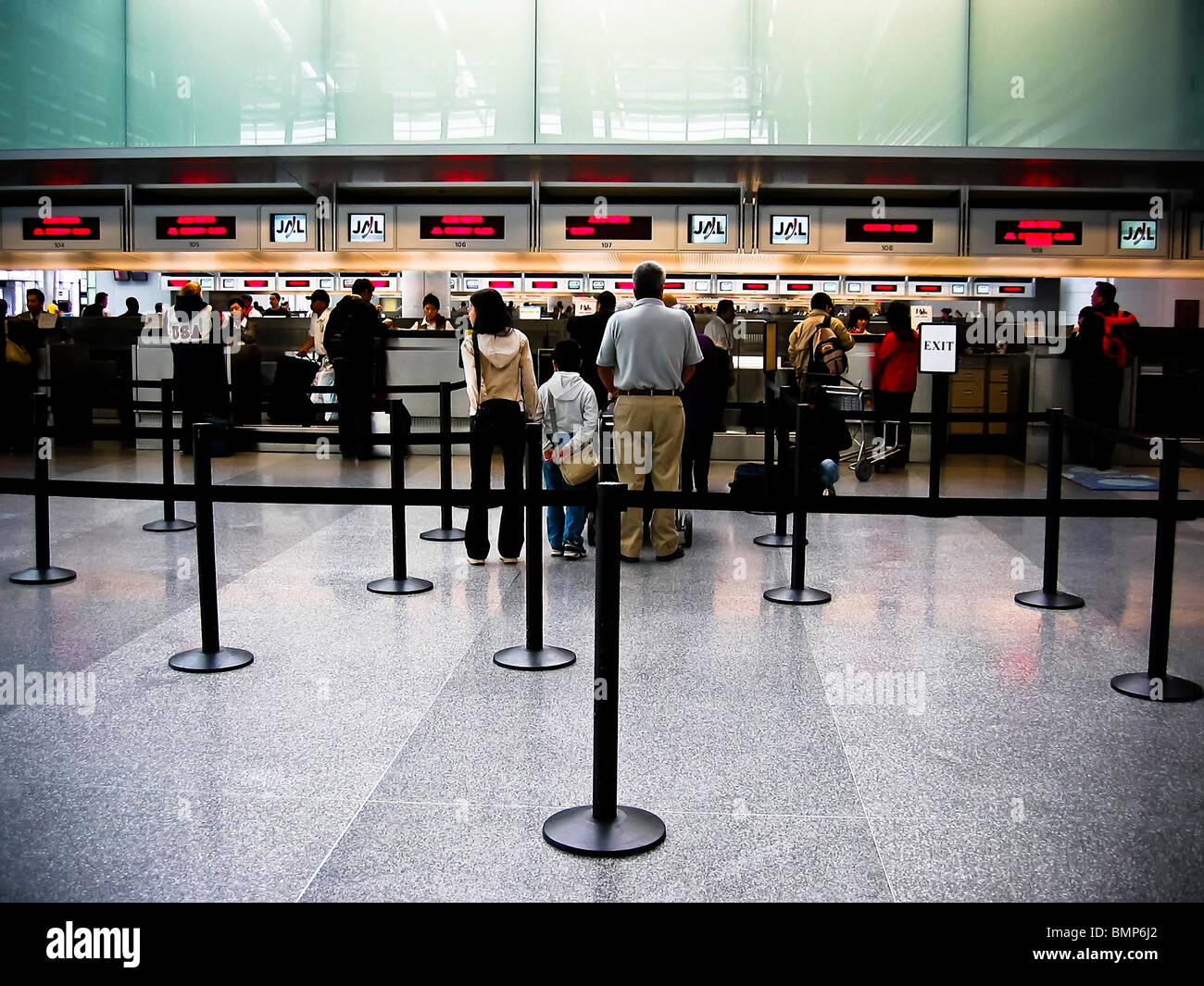Airport people in line hi-res stock photography and images - Alamy