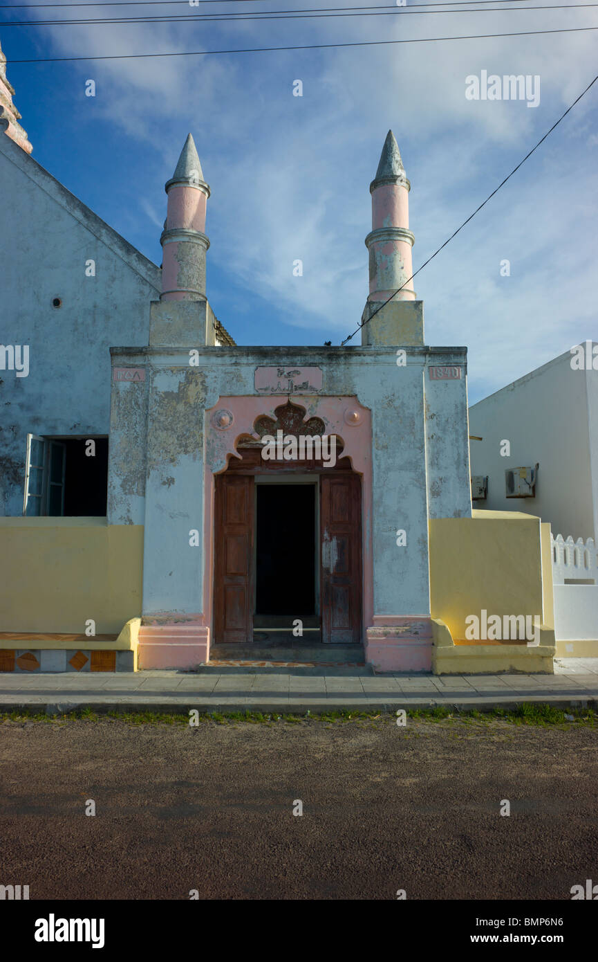 The small seaside mosque of Inhambane, Mozambique Stock Photo - Alamy