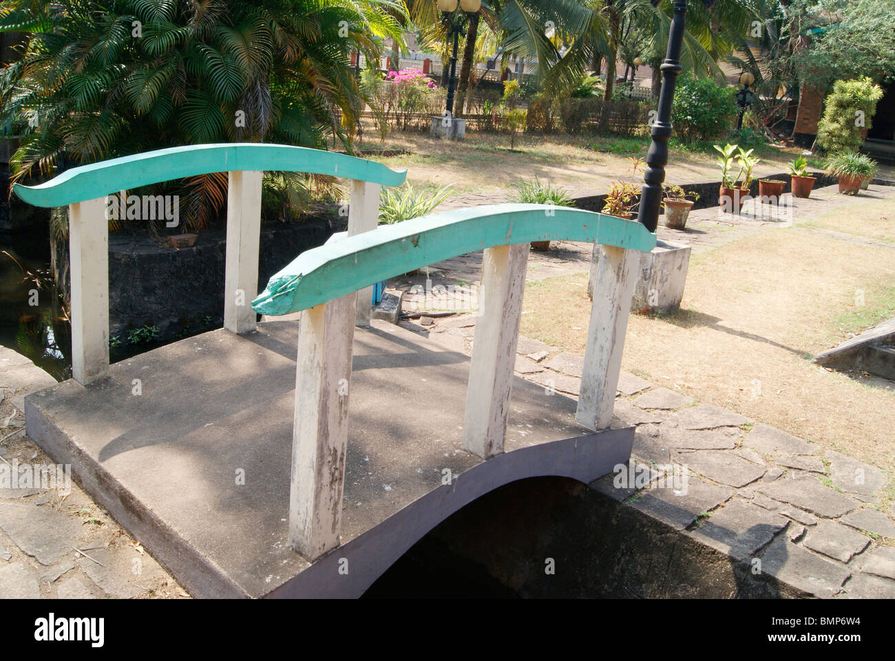 Small bridge in garden hi-res stock photography and images - Alamy