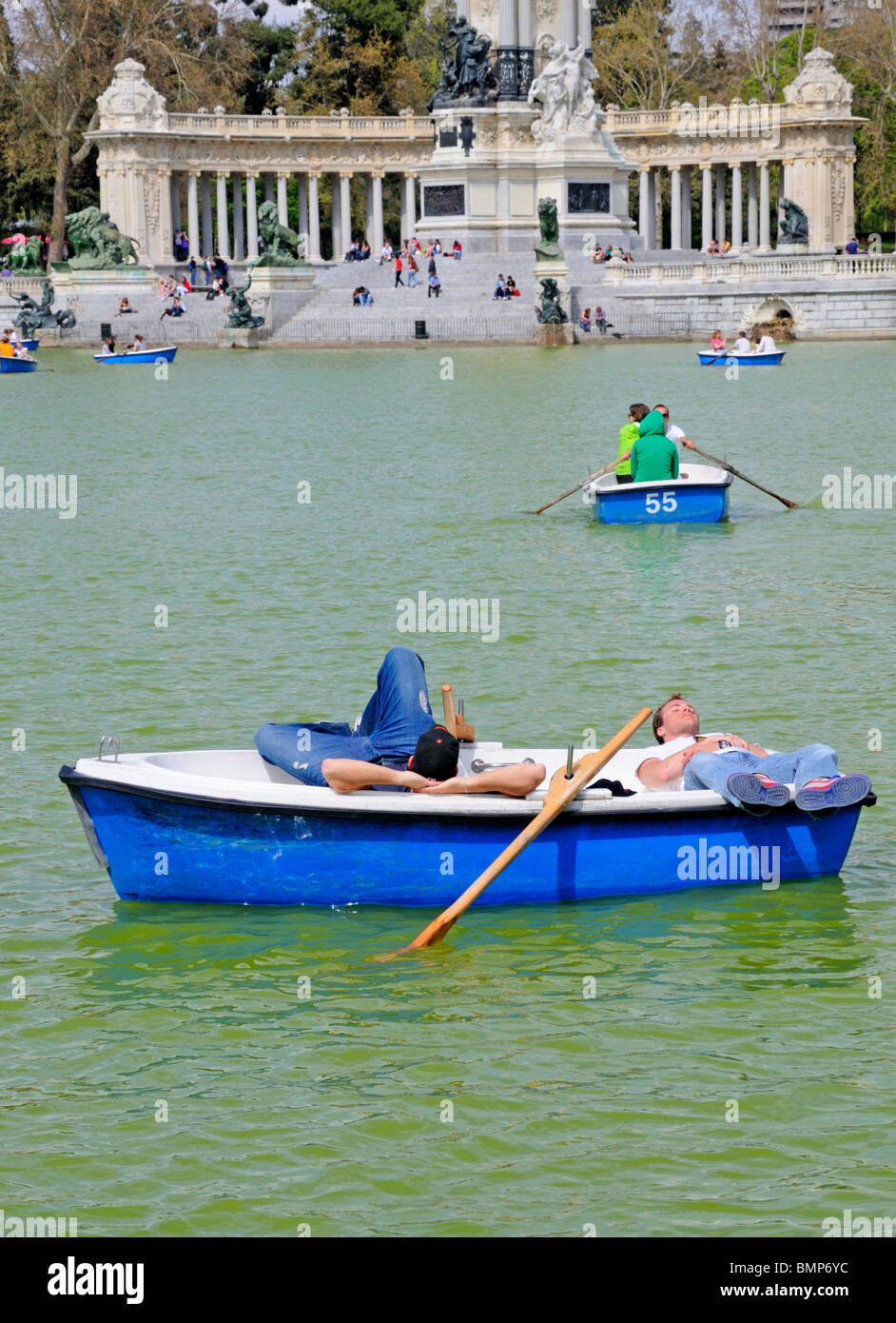 Boat rowing el retiro park madrid hi-res stock photography and images ...