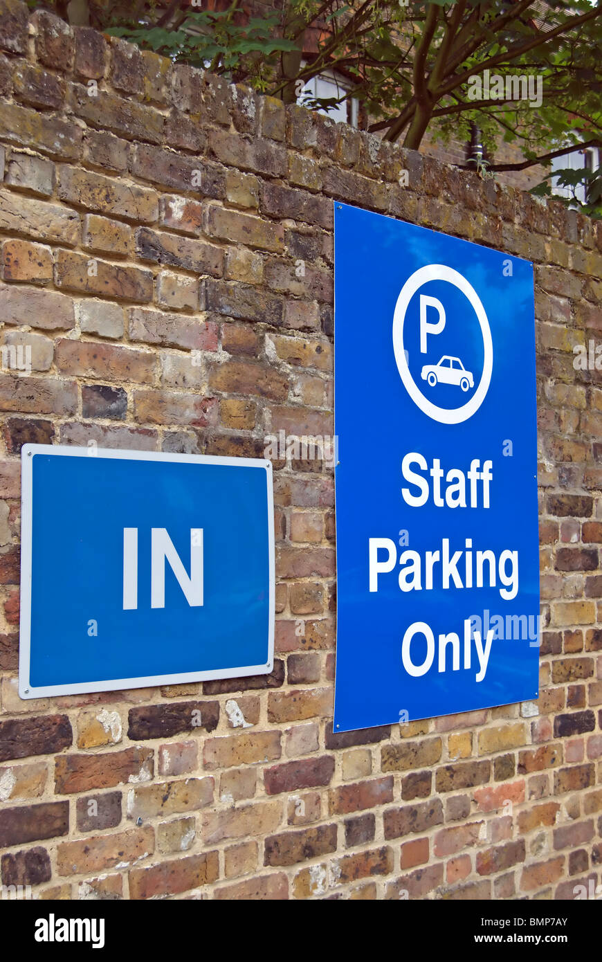 Staff only sign hi-res stock photography and images - Alamy