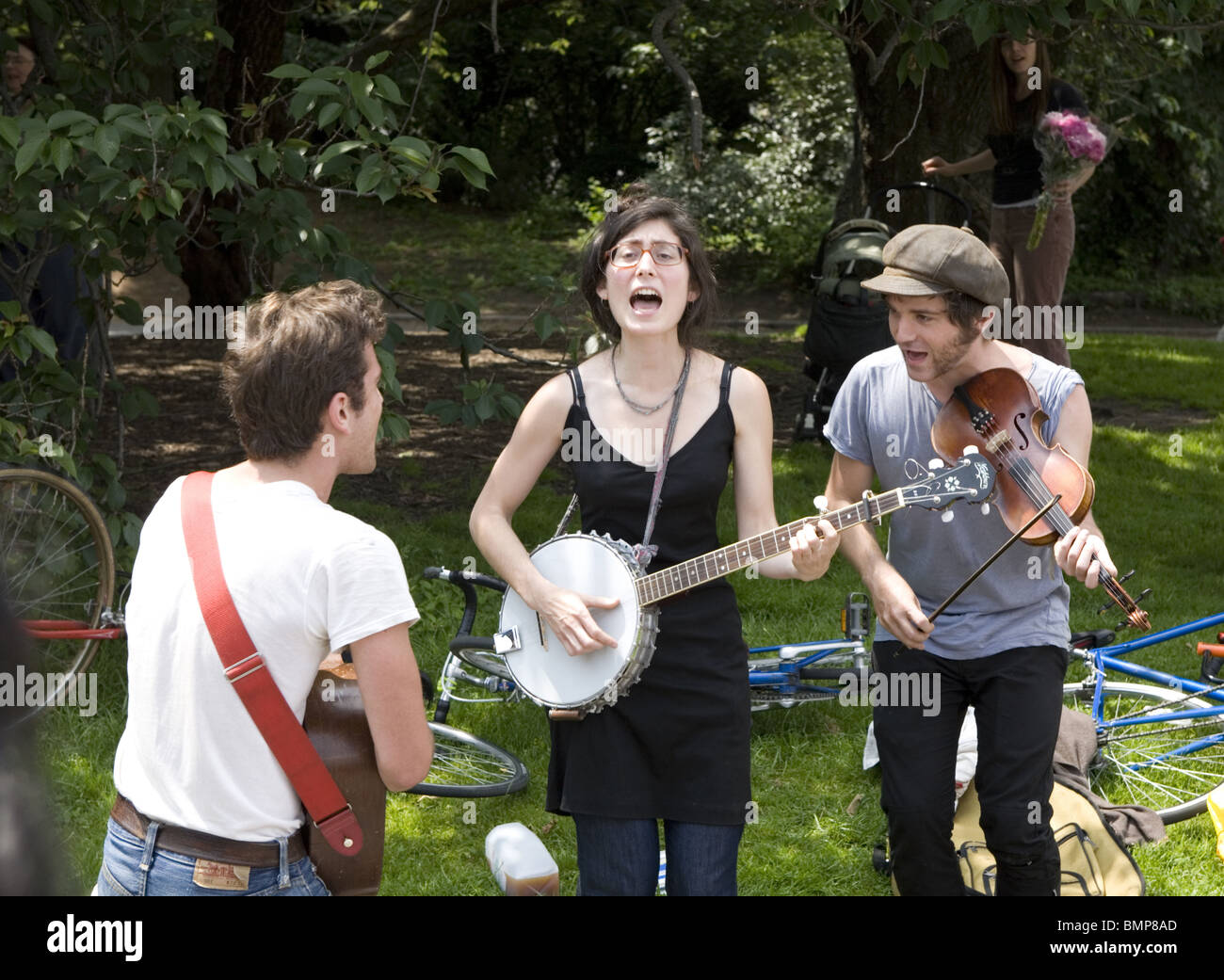 Folk singer guitar female hi-res stock photography and images - Alamy