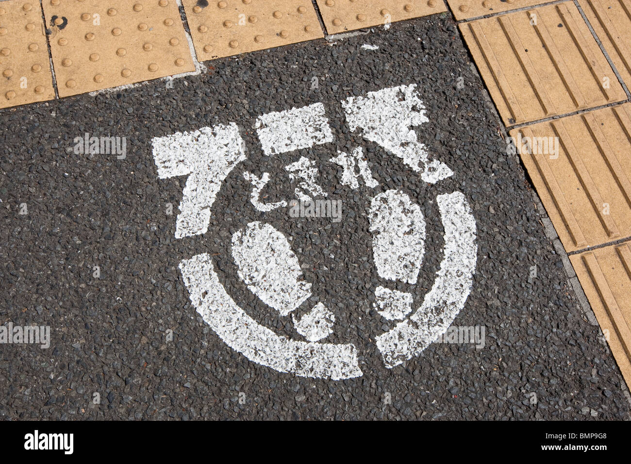 Raised pavement markings hi-res stock photography and images - Alamy