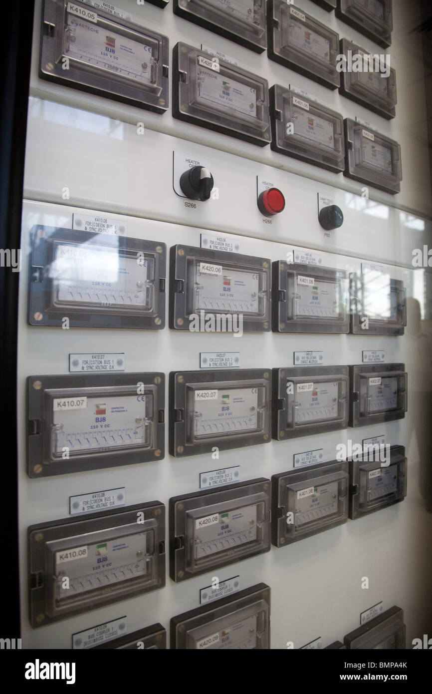 Power plant control room switches hi-res stock photography and images ...