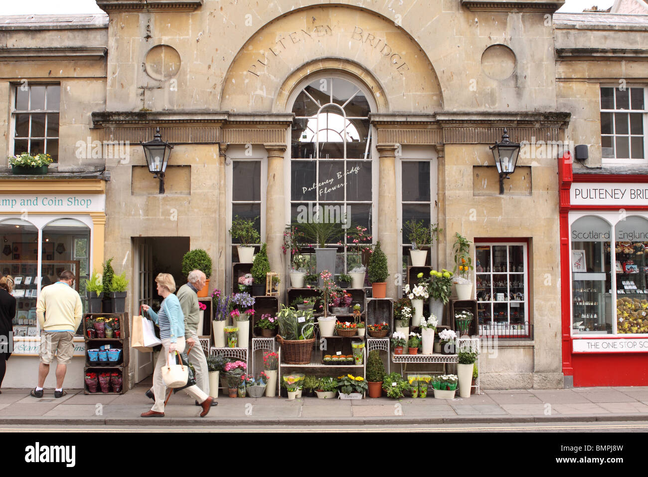 Shops on pulteney bridge in hi-res stock photography and images - Alamy