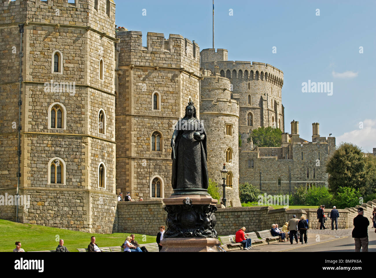 Windsor Castle and statue of Queen Victoria Stock Photo - Alamy