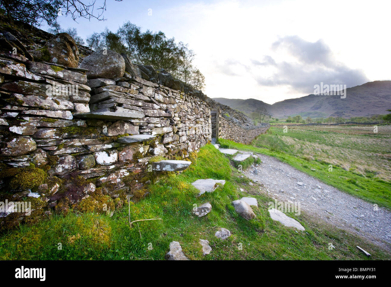 Traditional stone wall fence hi-res stock photography and images - Alamy