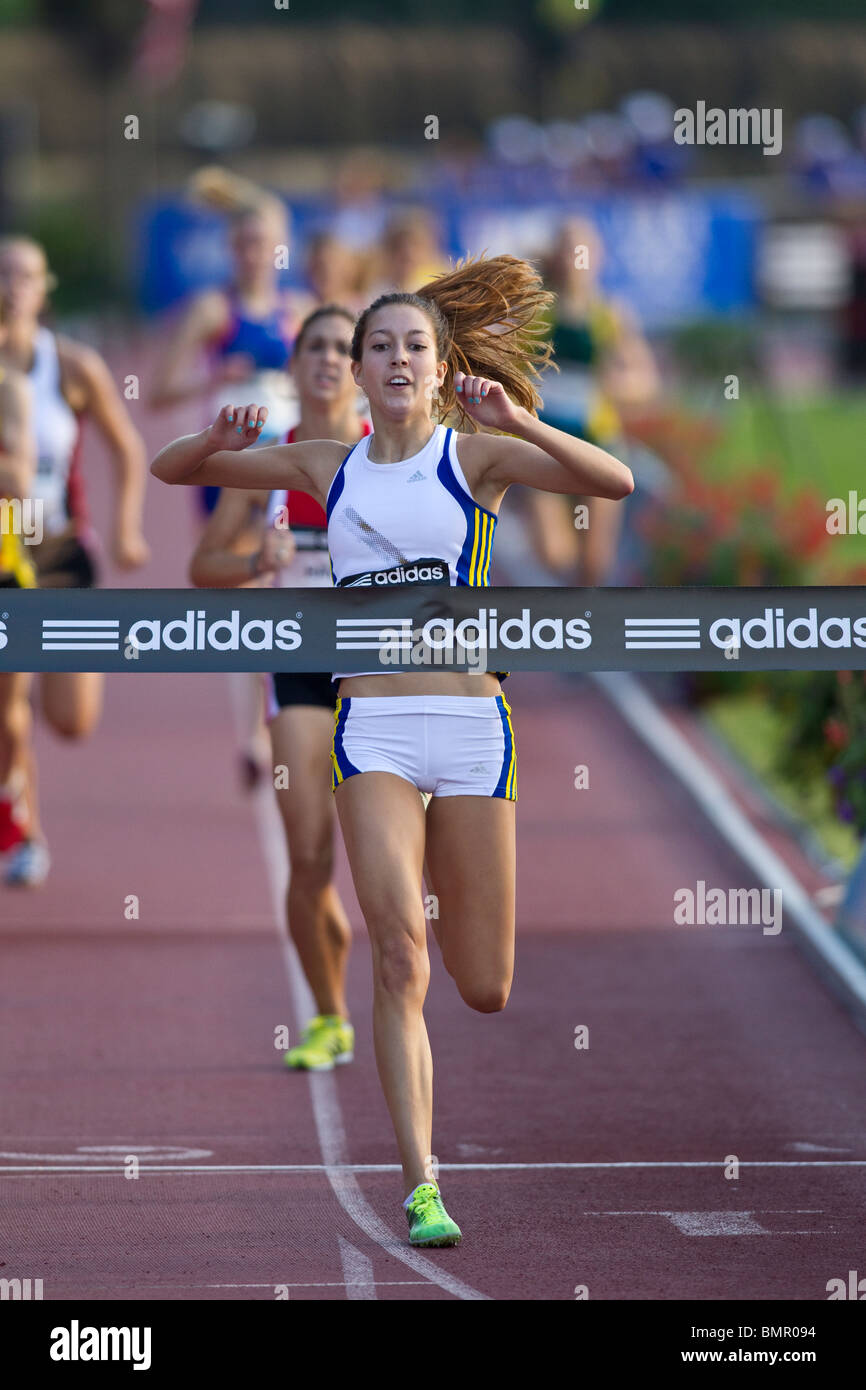 Maddie Meyers winning the Women's High School Dream Mile at the 2010 ...
