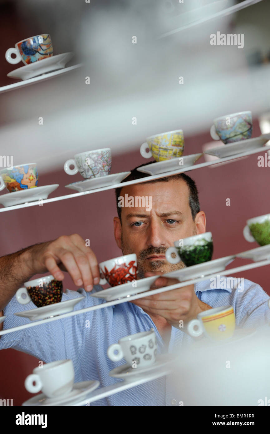 286 illy espresso cup sculpture debuts UK tour in Brighton. Marco ...